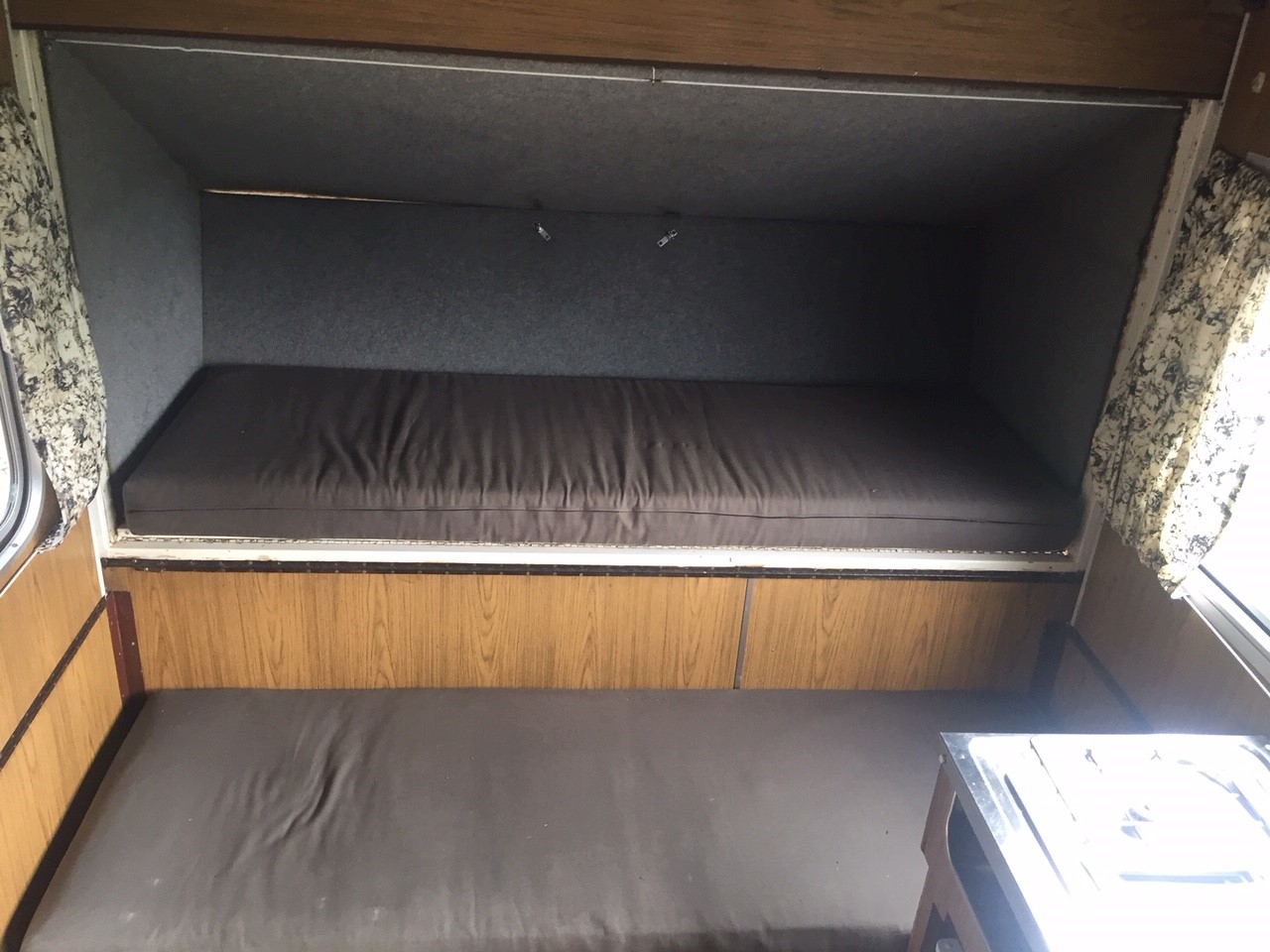 *SOLD* 1979 Lightweight Expander caravan pop top â€“ 5 berth